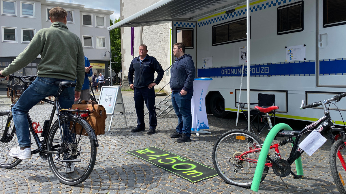 Wunderbar Radfahrer Berholen Abstand Ebenbild