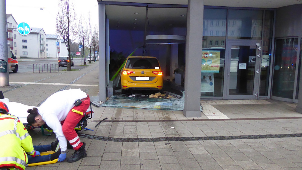 Kassel: Auto kracht in Finanzamt - Unfall geht glimpflich aus