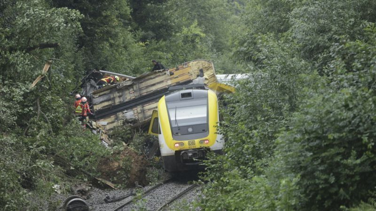 Mindestens drei Tote, mehrere Verletzte: Regionalzug in Südwestdeutschland entgleist