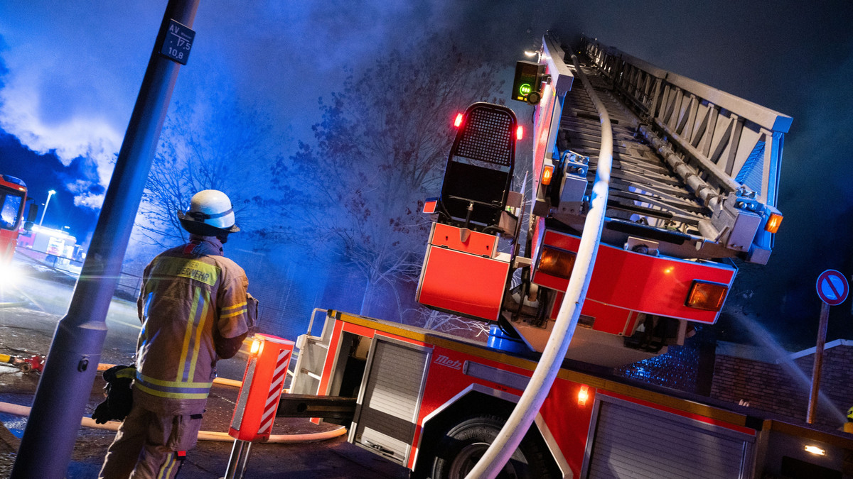 Feuer in Mannheim: Familien mit Drehleiter aus Haus gerettet