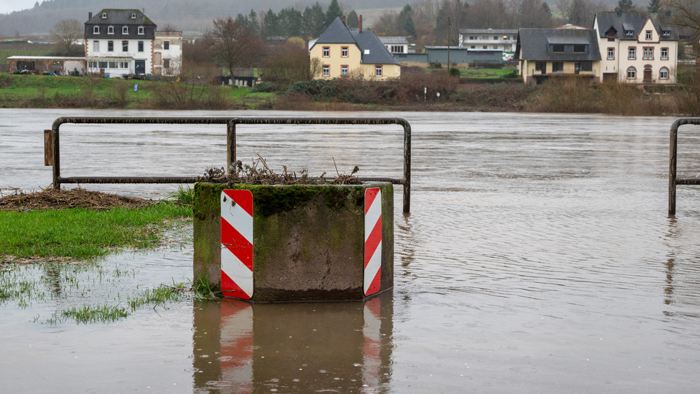 Hochwasser am Rhein - Feuerwehr ergreift erste Schutzmaßnahmen