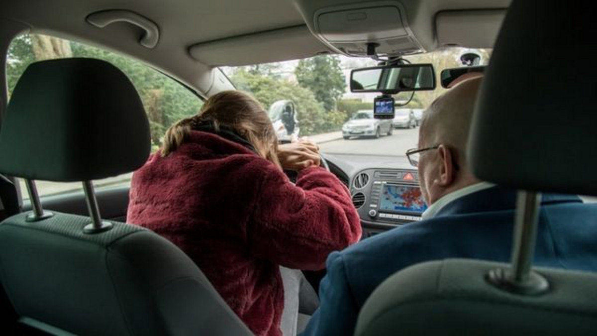 Fahrlehrer erklärt: Darum fallen so viele durch die Fahrprüfung