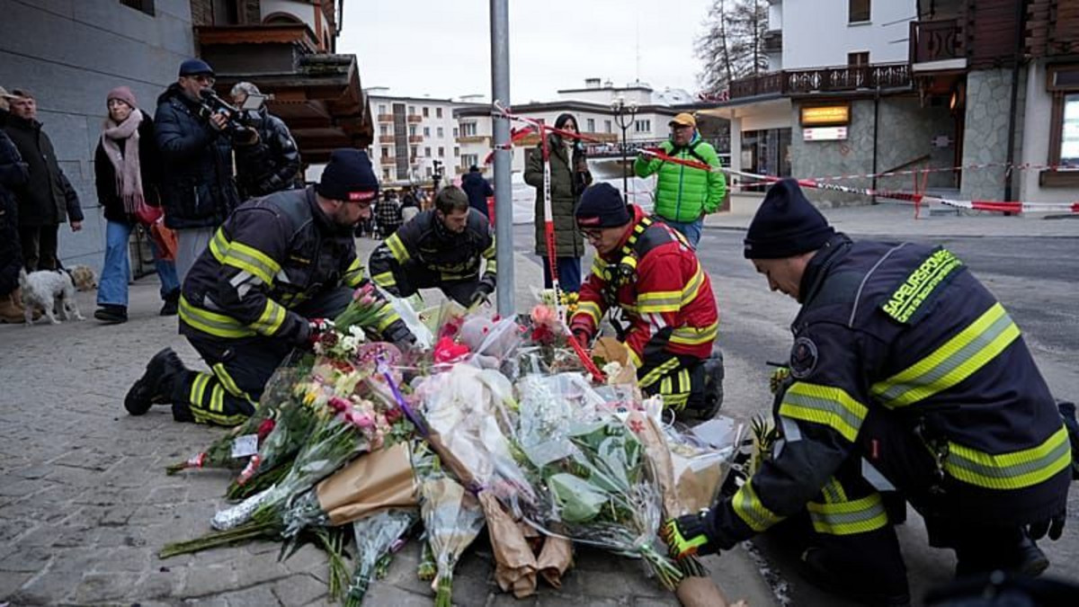 Feuerwehrleute gedenken der Opfer des tödlichen Brandes in Schweizer Skiort