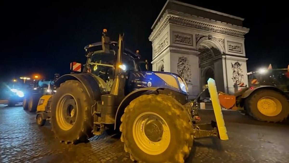Französische Landwirte umzingeln Paris mit Traktoren aus Protest gegen ...