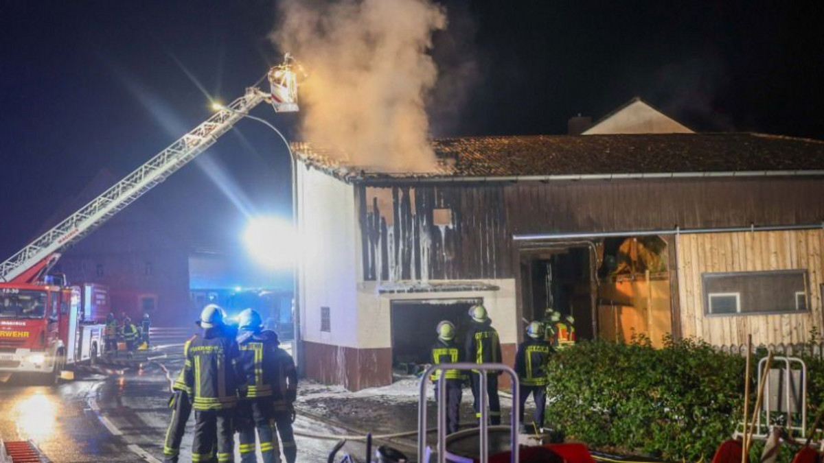 70 Einsatzkräfte kämpfen gegen die Flammen: Scheune steht in Vollbrand