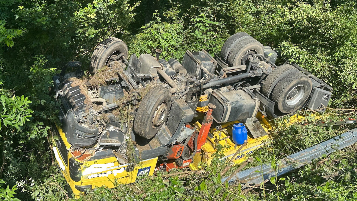 Stundenlange Vollsperrung auf der A67 nach LKW-Unfall bei Gernsheim