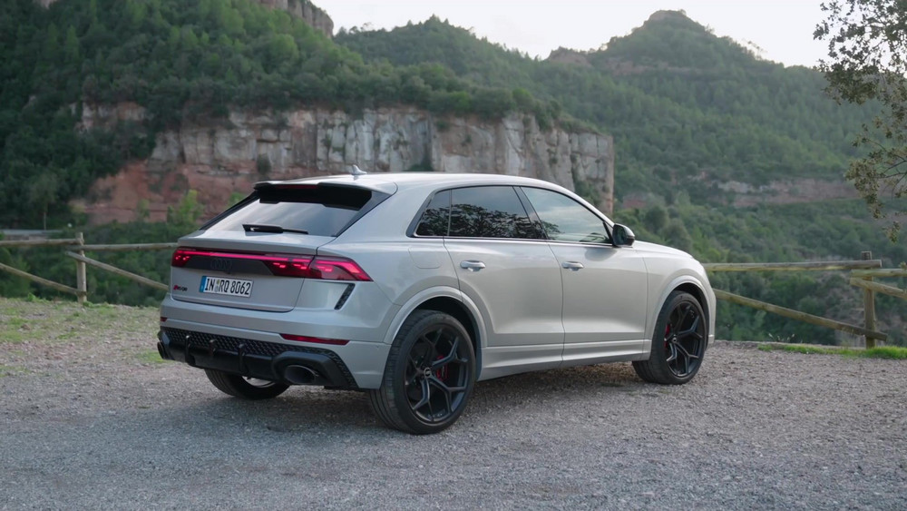 Der Audi RS Q8 performance - Sportlich vom Rad bis zur Naht - die ...