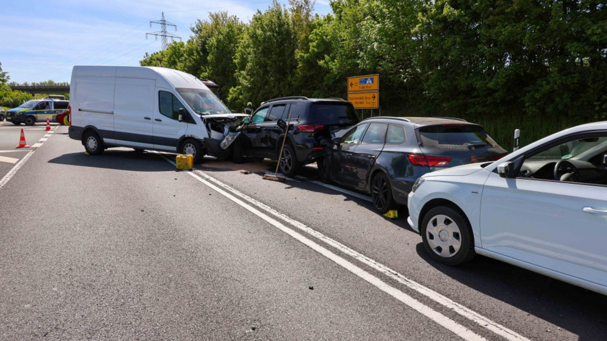 Fünf Verletzte: Schwerer Unfall auf B27 zwischen Fulda und Hünfeld