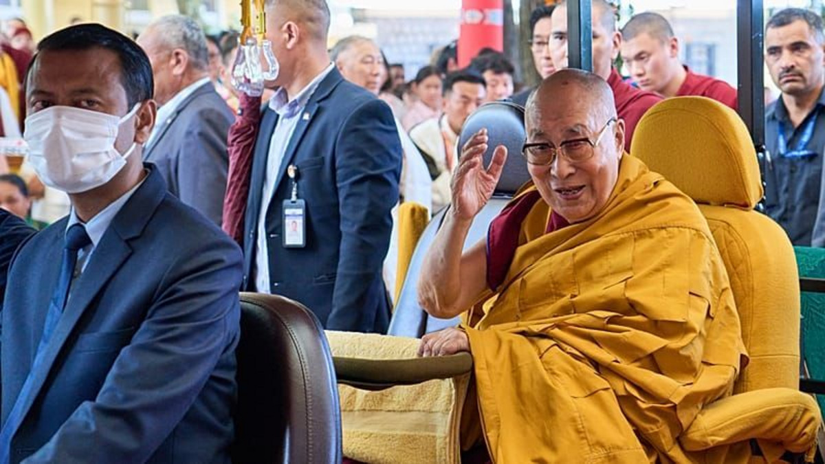 Dalai Lama bei Vereidigung der tibetischen Exilregierung in Indien