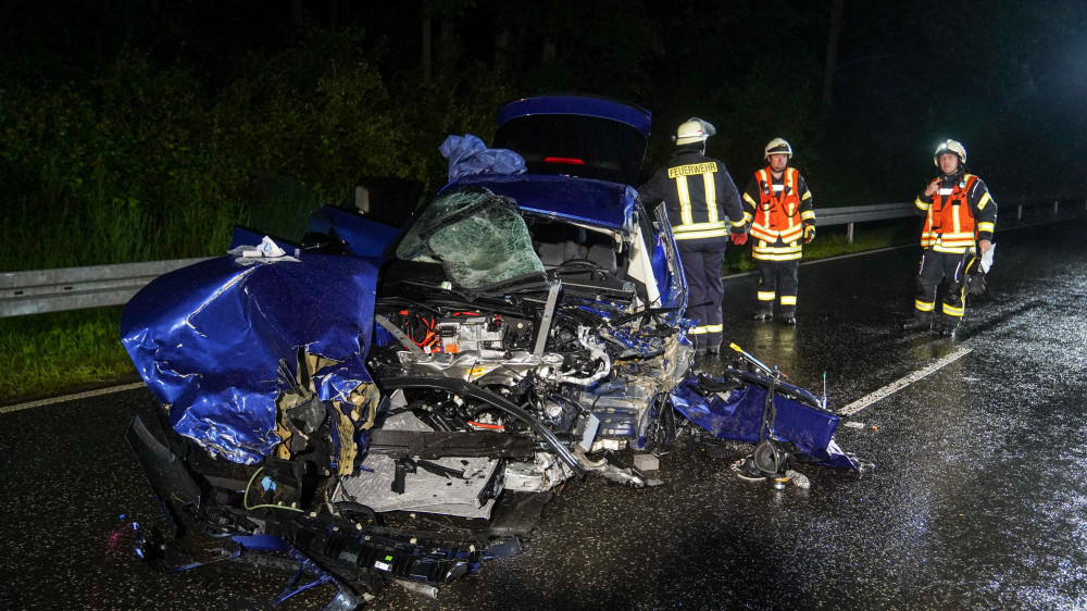 Auto rutscht bei Bebra unter LKW: Autofahrer schwer verletzt