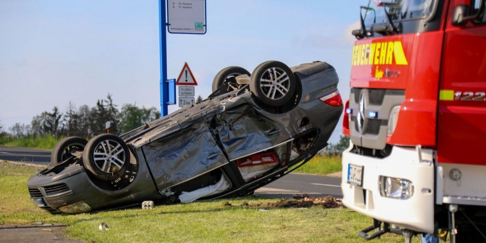 Auto landet nach Unfall auf dem Dach