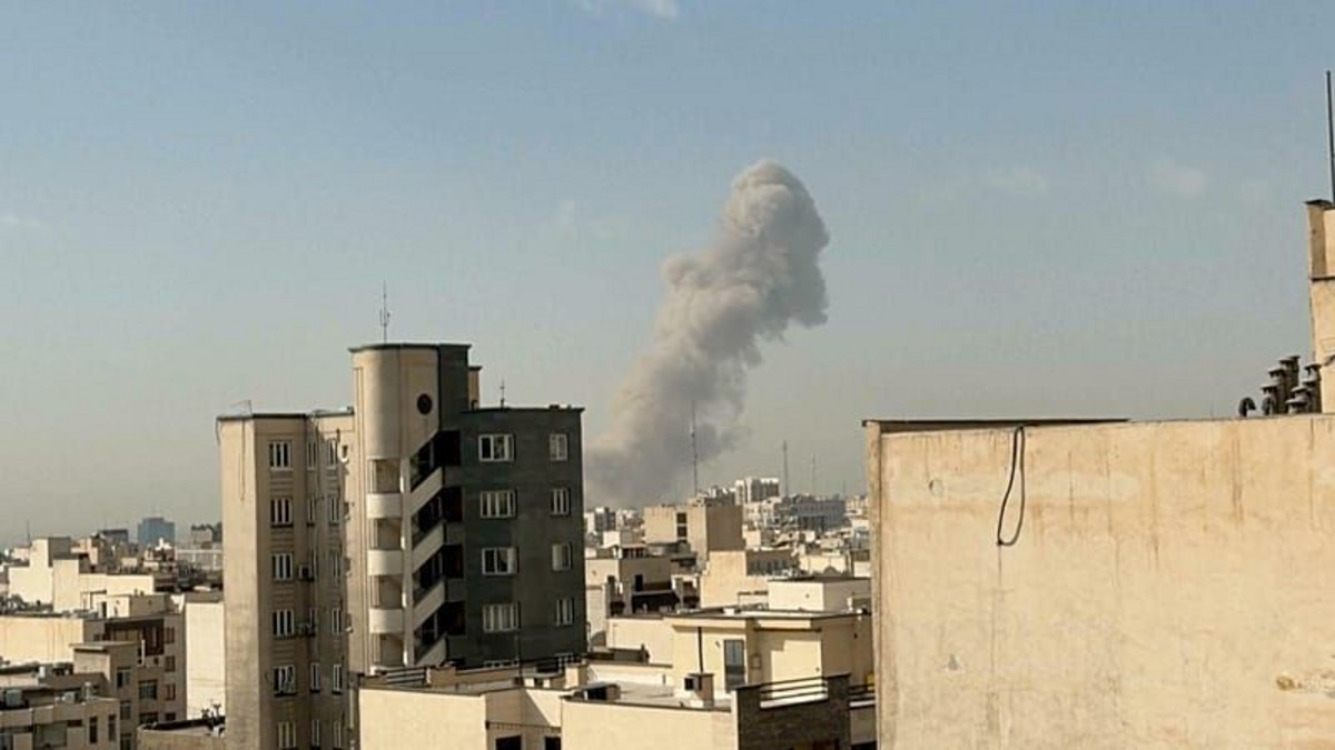 Video zeigt Rauch über dem Jomhouri-Platz in Teheran nach israelischem ...