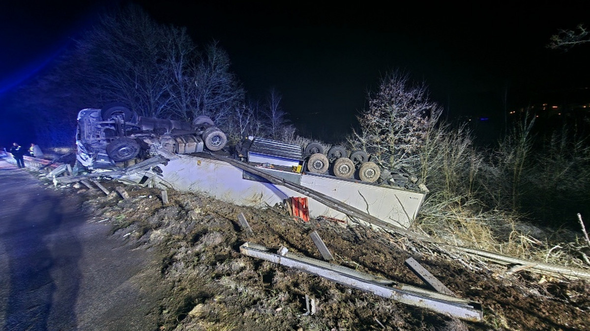 Unfall auf der A3 bei Idstein - Lastwagen voll mit Madarinen kippt um