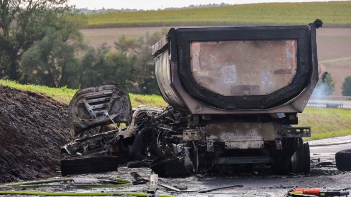 Schwerer Unfall auf der B27: Lkw und Auto in Vollbrand