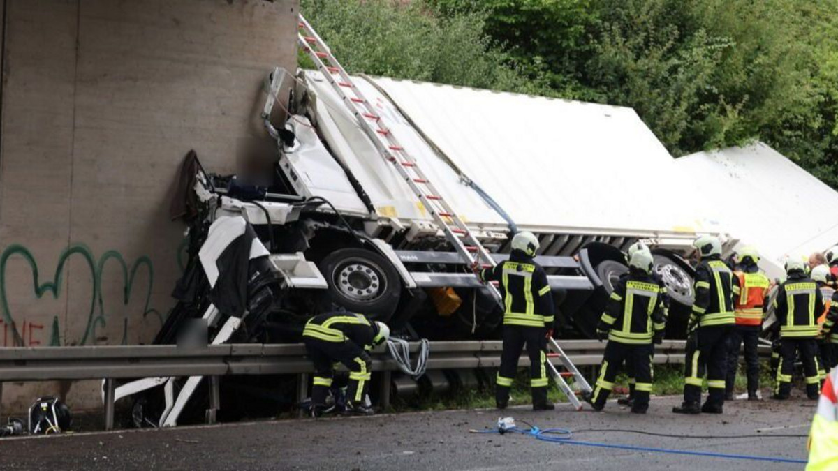 Vollsperrung! Tödlicher Unfall auf der B27: Lkw kracht in Brückenpfeiler