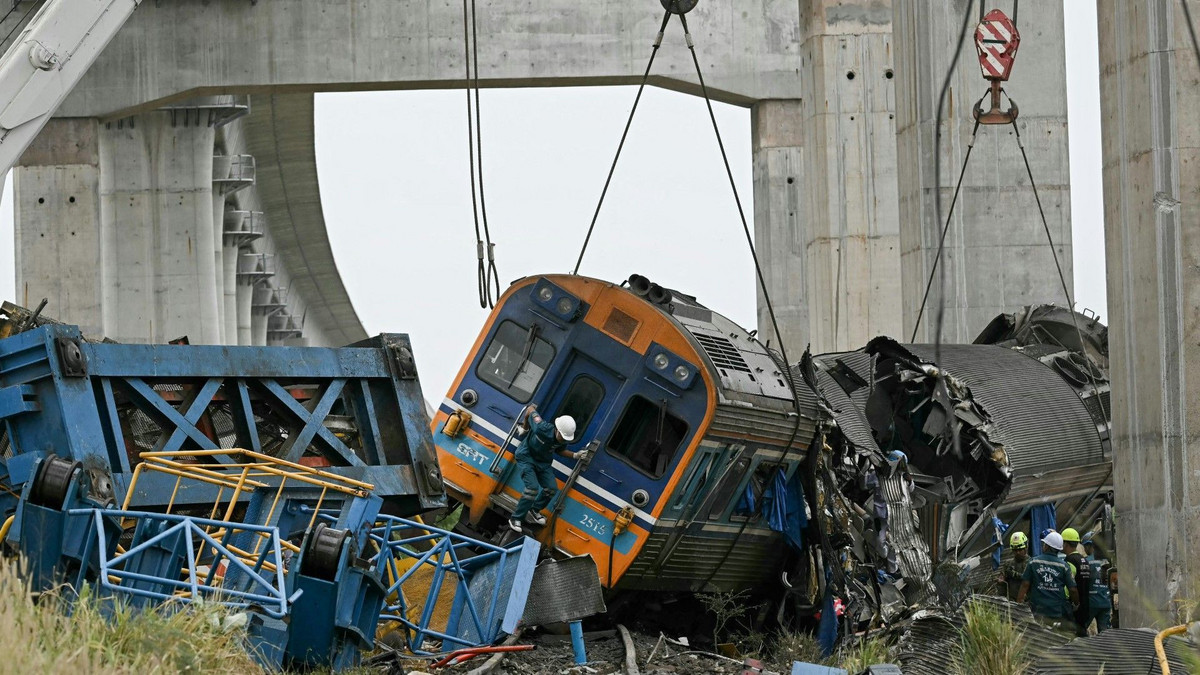 Kran stürzt auf Gleise: Viele Tote bei Zugunglück in Thailand