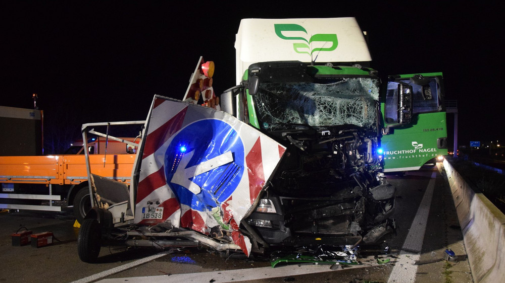LKW kracht in Wanderbaustelle: Unfall auf der A6 bei Viernheim