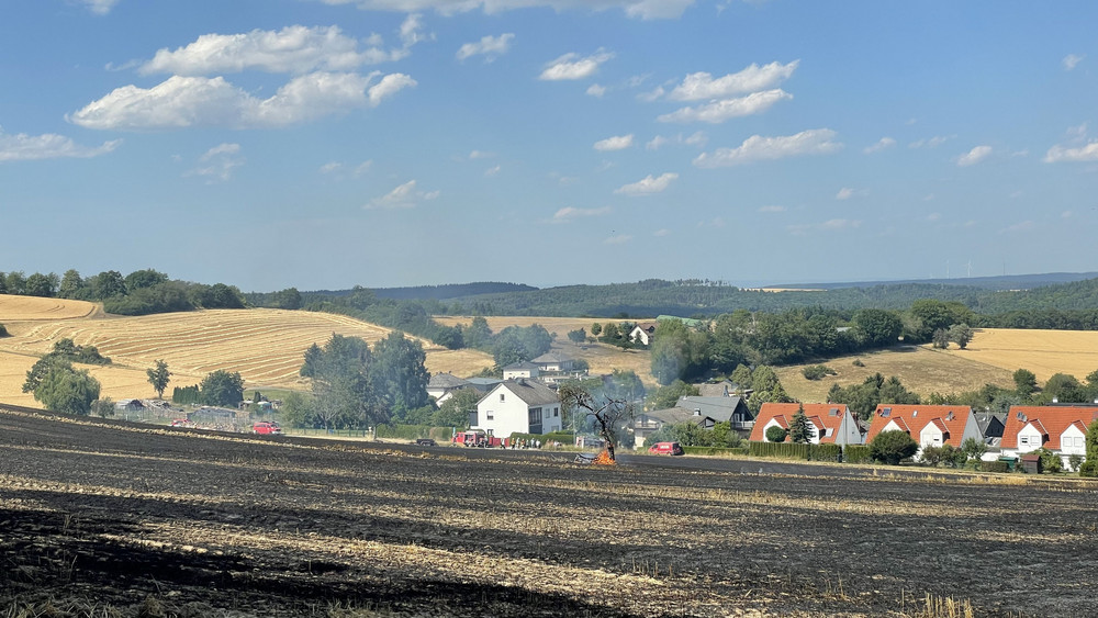 Kurz vor Wohnhäusern: Feuerwehr stoppt Flächenbrand in Bad Schwalbach