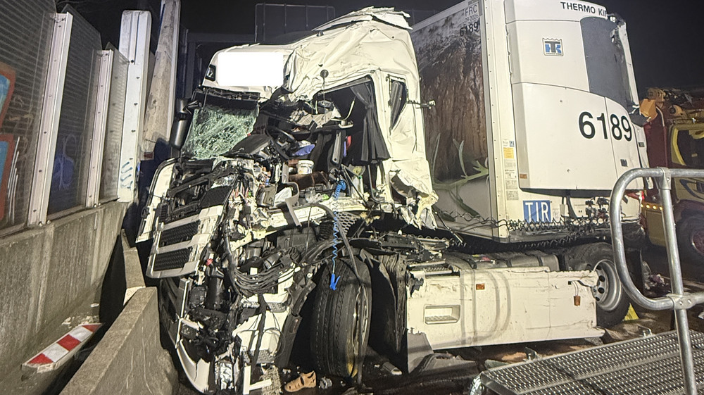 LKW ineinander verkeilt: Tödlicher Unfall auf A7 bei Kassel