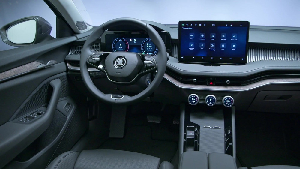 Der neue Skoda Superb L&K - Design Selection L&K Suite mit schwarzem ...