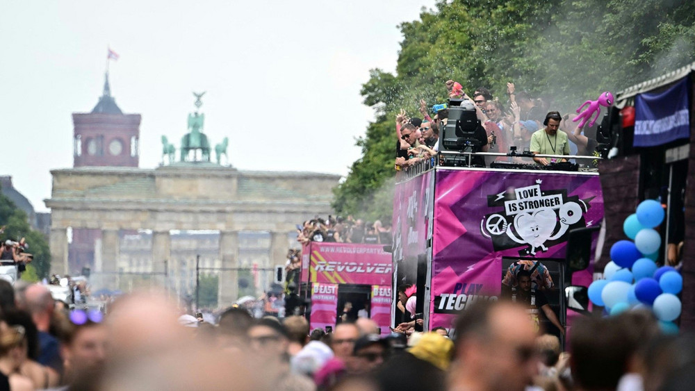 Berlin: Tausende Techno-Fans feiern bei "Rave The Planet"