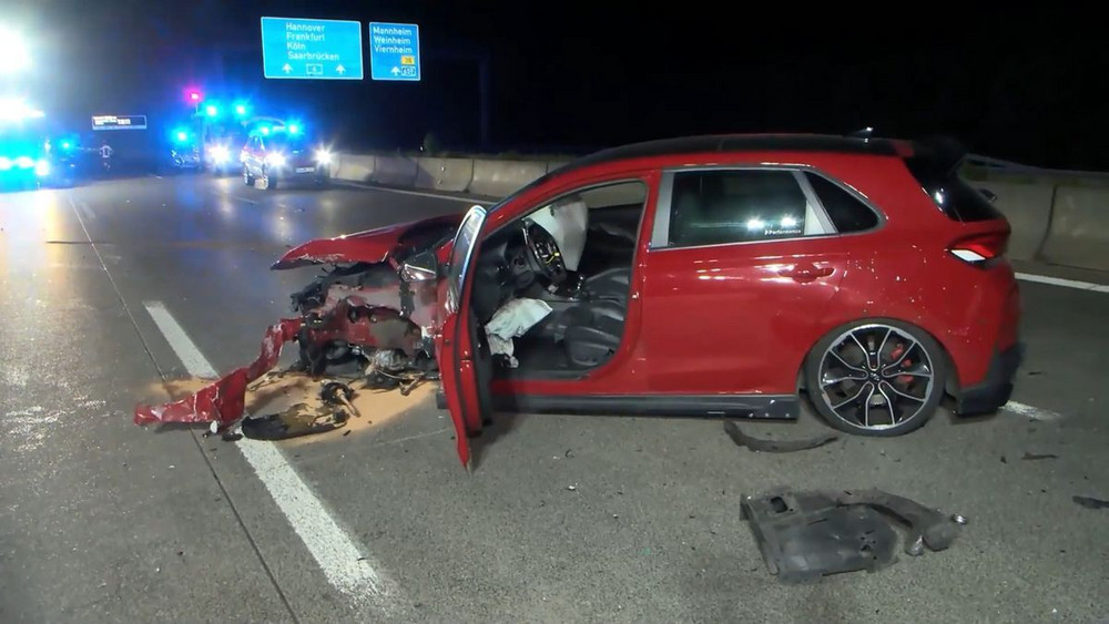 Vollsperrung nach schwerem Unfall mit mehreren Fahrzeugen auf der A6: Drei Verletzte