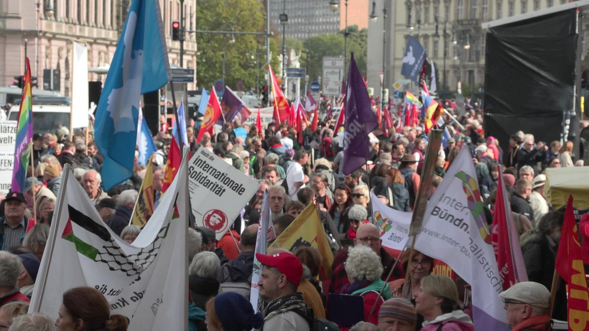 Tausende Menschen bei Friedensdemo in Berlin