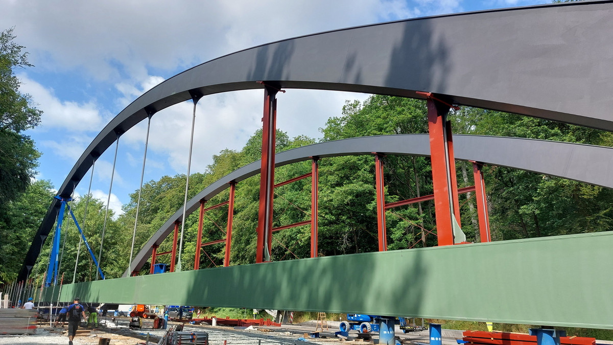 Spektakulärer Bahnbrücken-Transport durch Niedernhausen