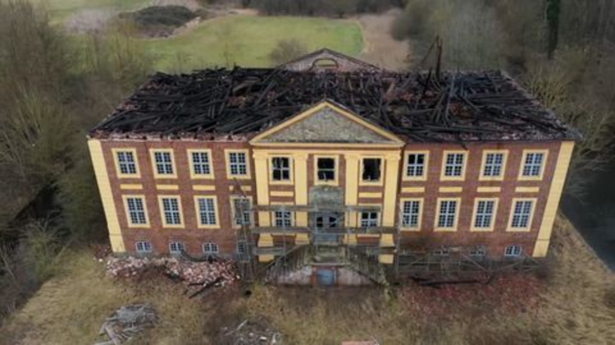 Nach Großbrand: Schloss Johannstorf nur noch Ruine · Brandstiftung vermutet