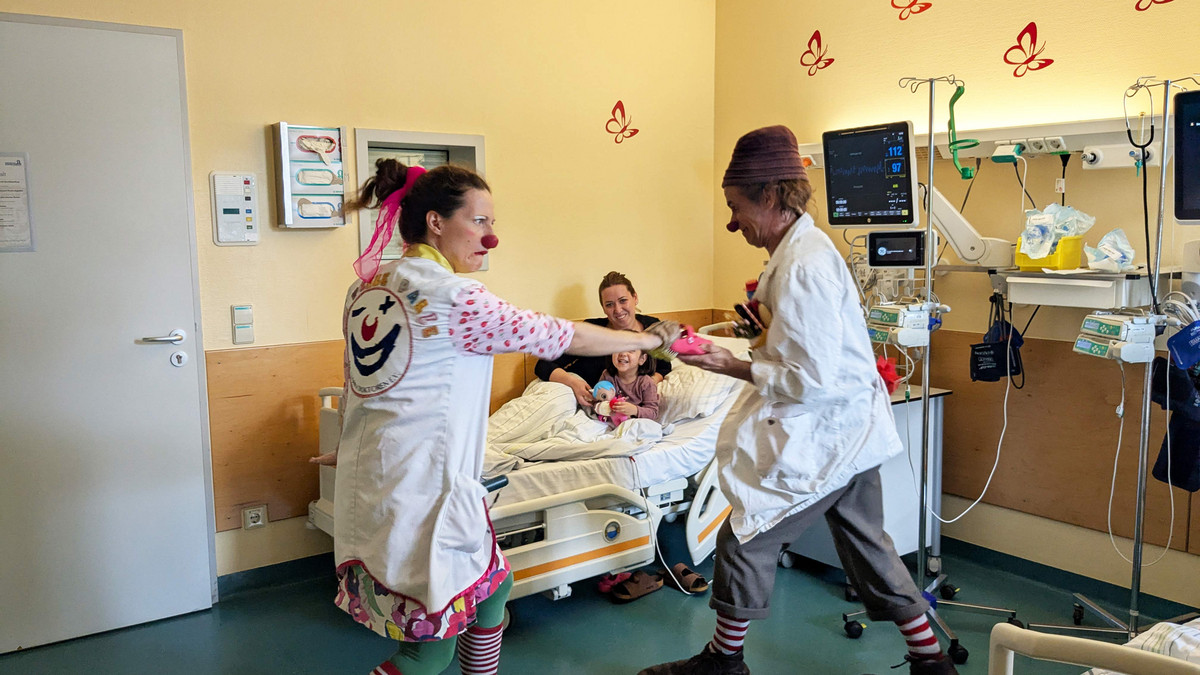 In Gießen und Darmstadt: Clowndoktoren bringen Kinder zum Lachen