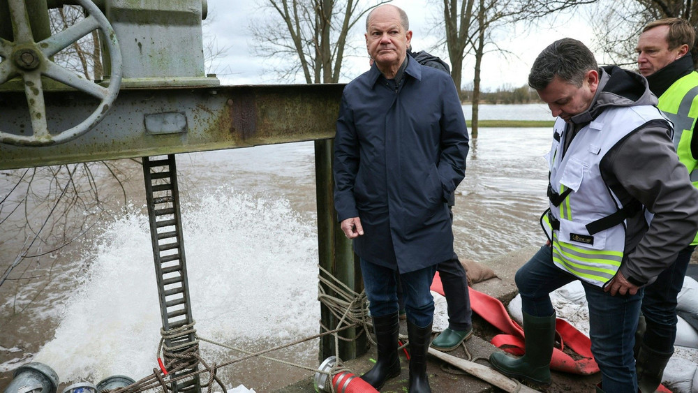 Gummistiefel-Einsatz: Scholz besucht Hochwassergebiet in Sachsen-Anhalt