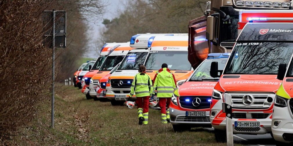 Drei Verletzte nach schwerem Unfall zwischen zwei Pkw und Kleinbus