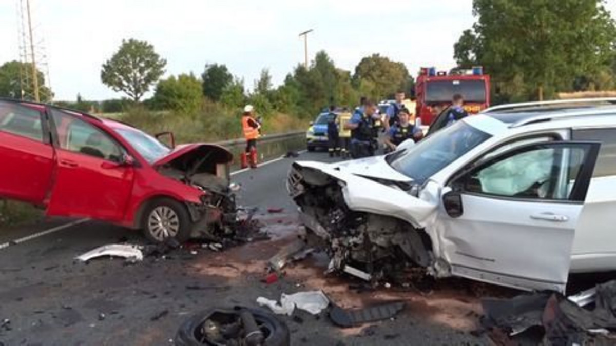 Schwerer Unfall in Hessen: Zwei Autos prallen frontal zusammen