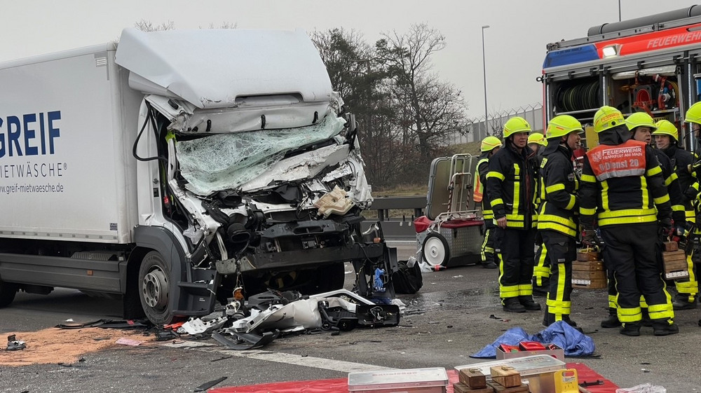 Auffahr-Unfall auf A3 bei Kelsterbach - zwei Verletzte im Krankenhaus