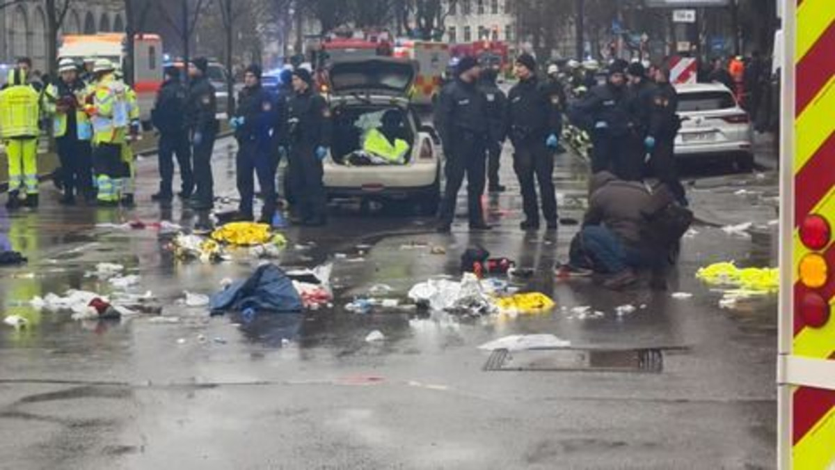 Auto fährt in München in Menschengruppe - mehrere Verletzte