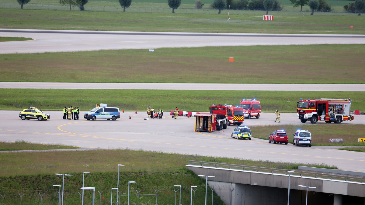 Aktivisten kleben sich fest: Münchner Flughafen lahmgelegt