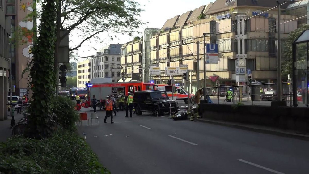 Unfall in Stuttgart: Eine Tote, Verletzte außer Lebensgefahr