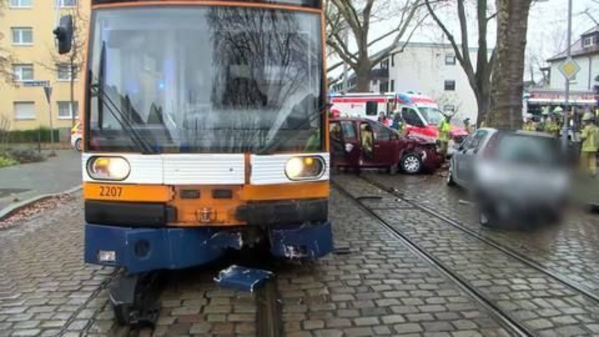 Unfall in Mannheim: Straßenbahn kollidiert mit Auto - Autofahrer schwer verletzt