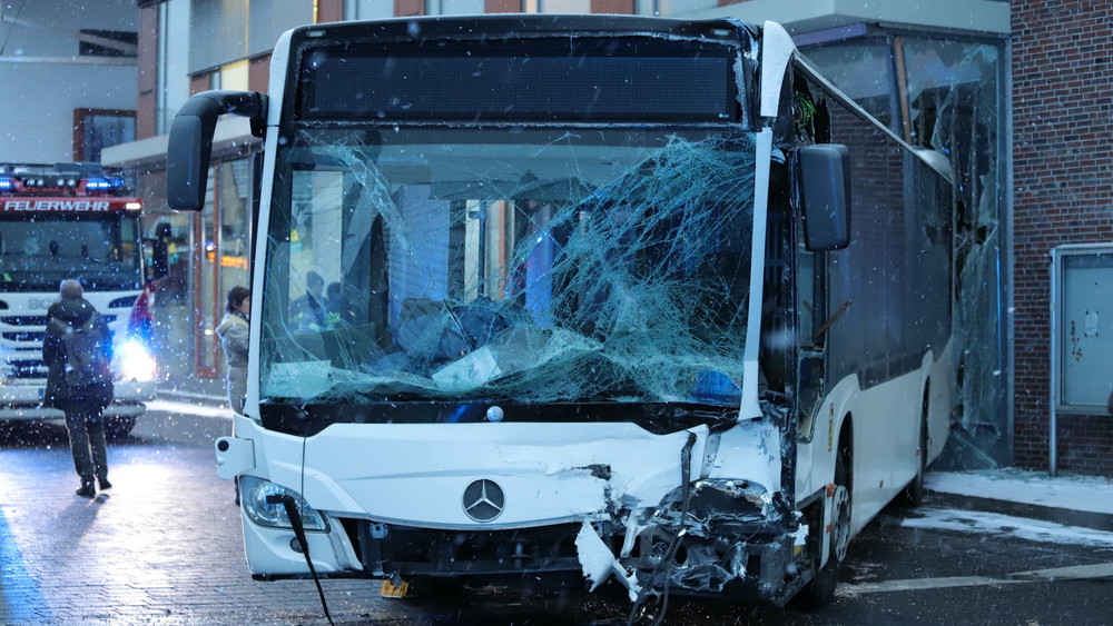 Verletzte in Darmstadt: Straßenbahn und Bus krachen zusammen