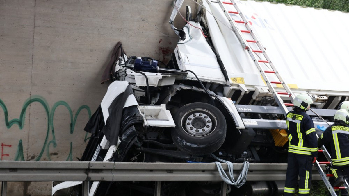 Tödlicher Unfall: LKW kracht bei Petersberg gegen Brücke