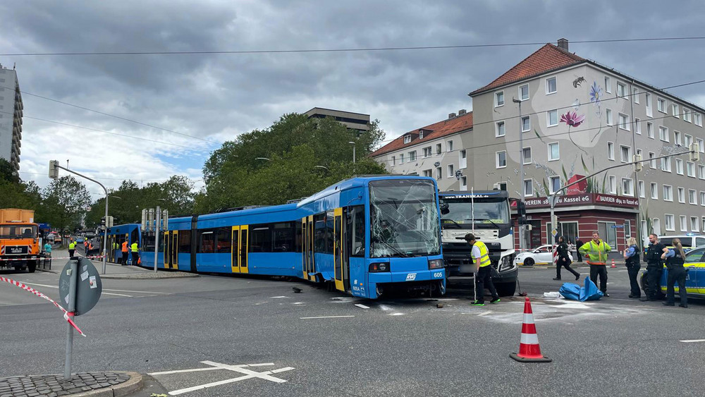 Kassel: Straßenbahn-Unfall am Holländischen Platz - 11 Verletzte