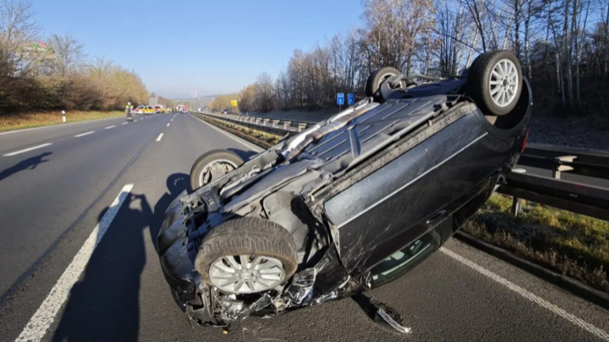 Schwerer Unfall auf der B27 bei Löschenrod: Auto liegt auf dem Dach