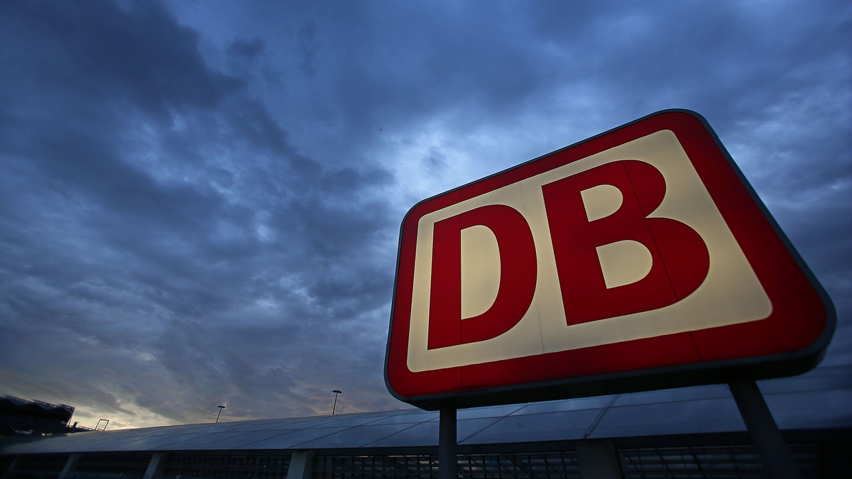 Rucksack am Bahnhof vergessen: Mann rennt auf Bahngleisen zurück