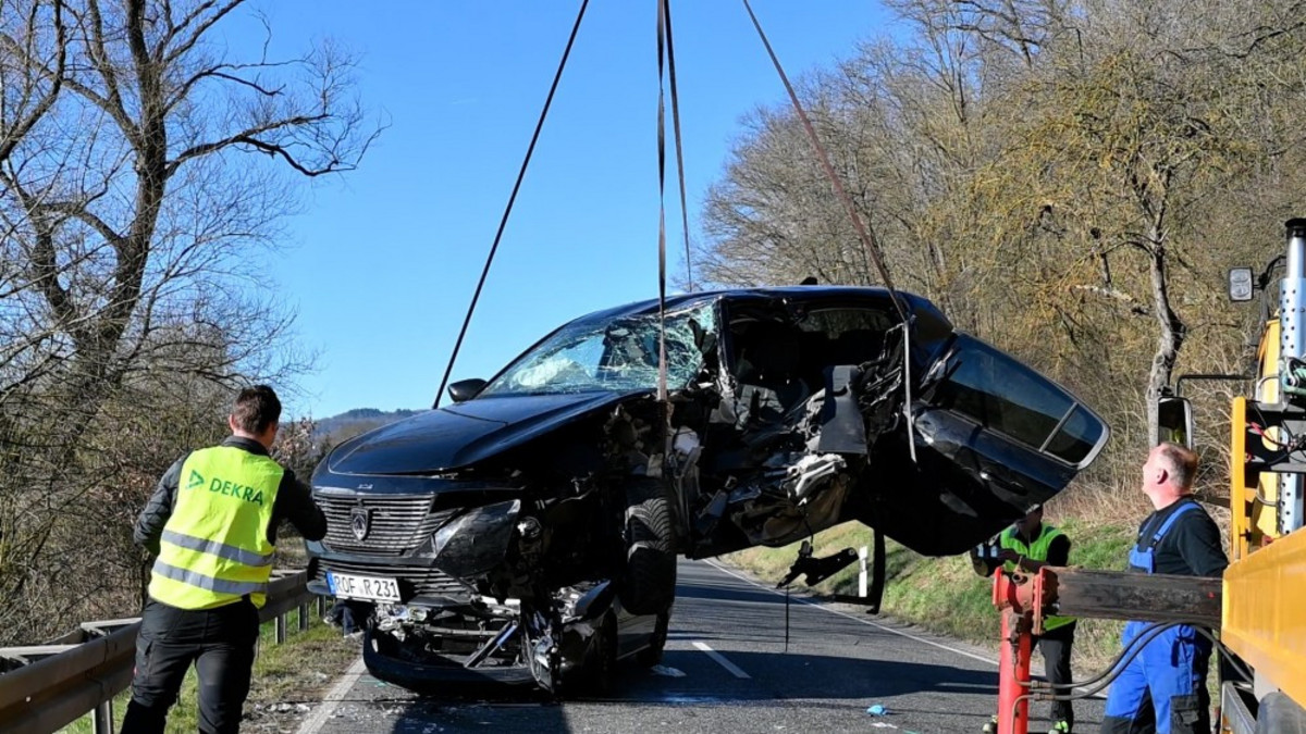 Frontalzusammenstoß: Vier Verletzte bei Unfall auf B83 bei Alheim