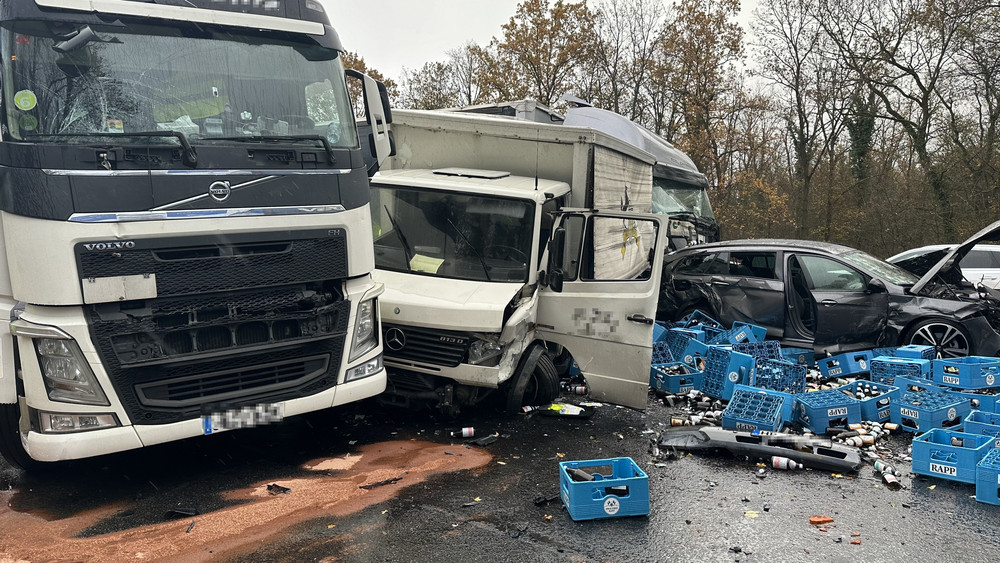 Karambolage auf der A67: Vollsperrung wird noch Stunden dauern