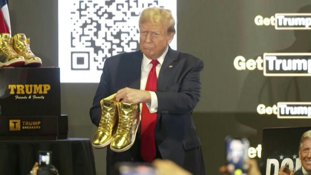 Trump verkauft jetzt auch noch goldfarbene Turnschuhe Trump verkauft jetzt auch noch goldfarbene Turnschuhe