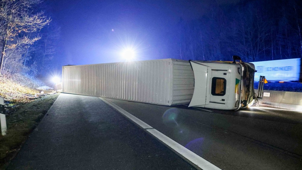LKW umgestürzt: A7 bei Fulda wieder frei
