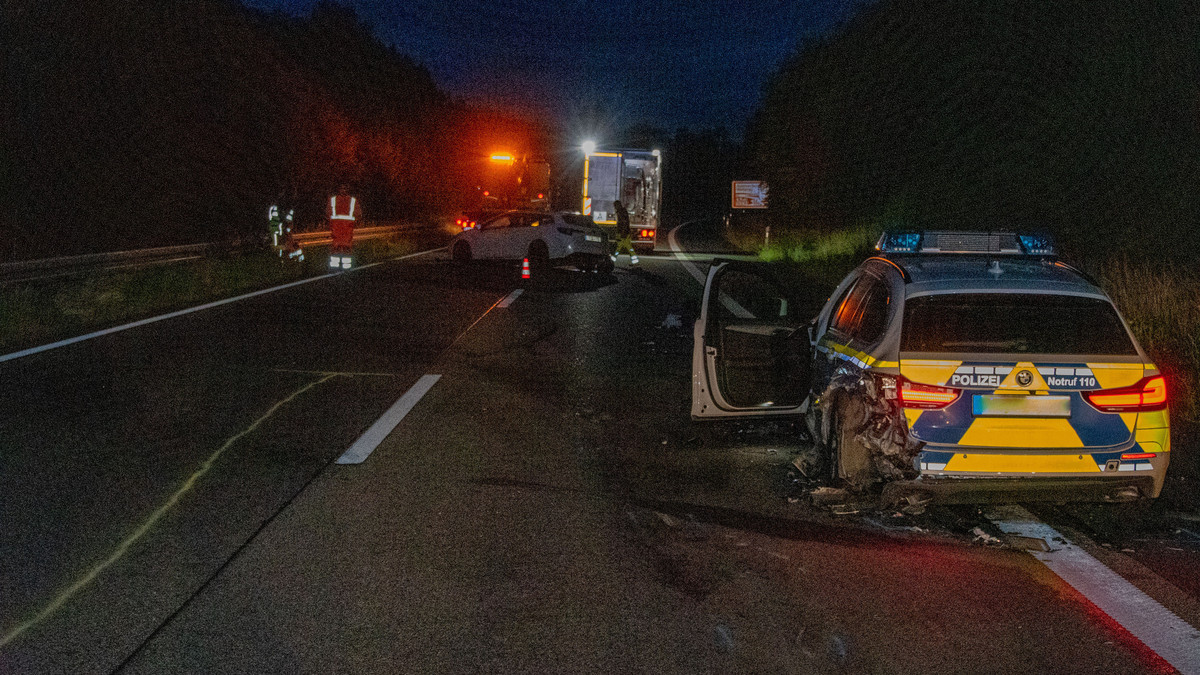 Zwei Verletzte bei Unfall auf A45: Auto kracht in Streifenwagen