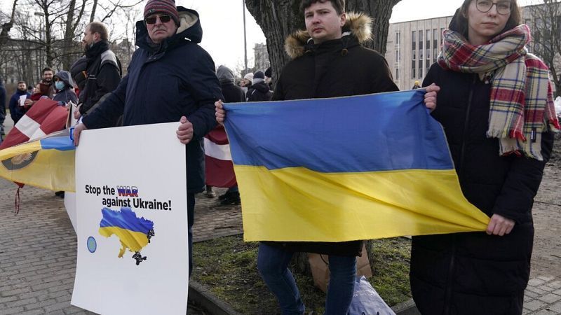 Musikalische Geste aus Riga: 14.000 sind die Nationalhymne der Ukraine ... Musikalische Geste aus Riga: 14.000 sind die Nationalhymne der Ukraine ...