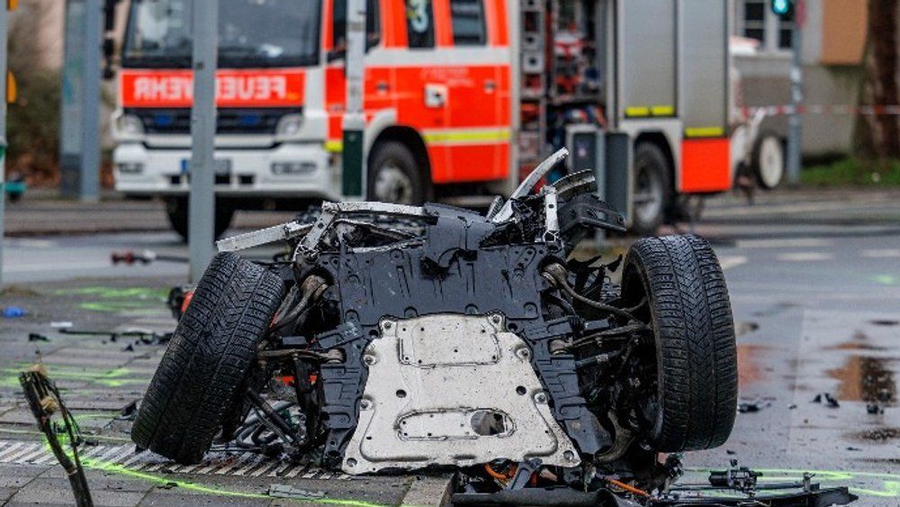 Schwerer Unfall in Düsseldorf: Zwei Tote und viele Verletzte